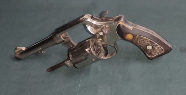 Descubren un arma de fuego entre los útiles escolares de un menor en el ...