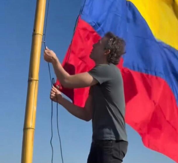 Daniel Quintero iza la bandera de Colombia en Santa Rosa y genera ...